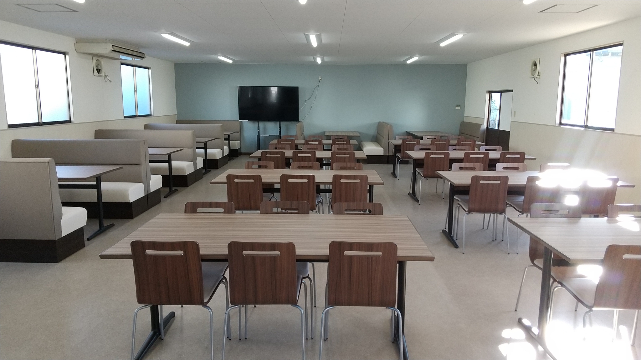 席やブラインドで、食堂の雰囲気を変えるリニューアル | 宇都宮オフィスづくりセンター